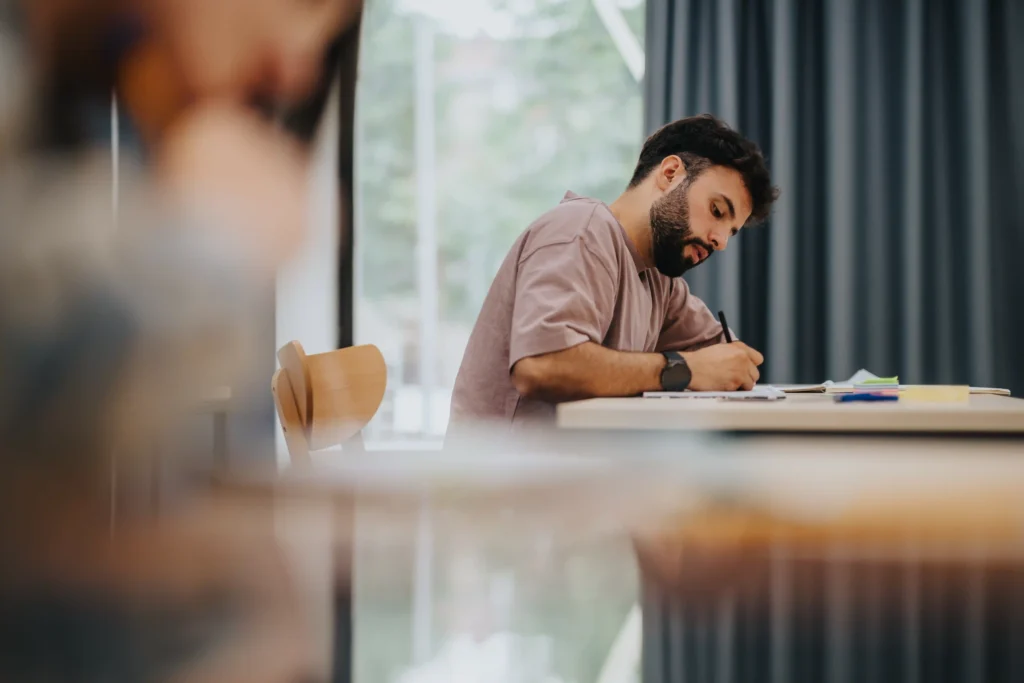 Oposiciones maestros 2026: CCAA y plazas. Infórmate